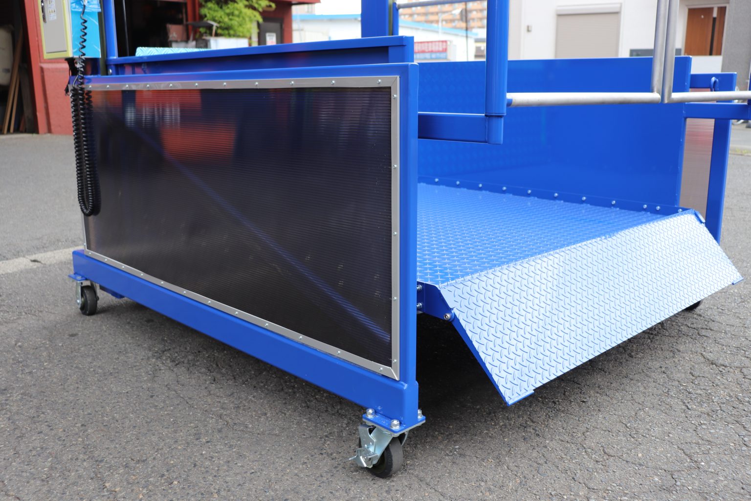 安全・移動式・垂直リフト テールゲートリフト不要【IDOU1】